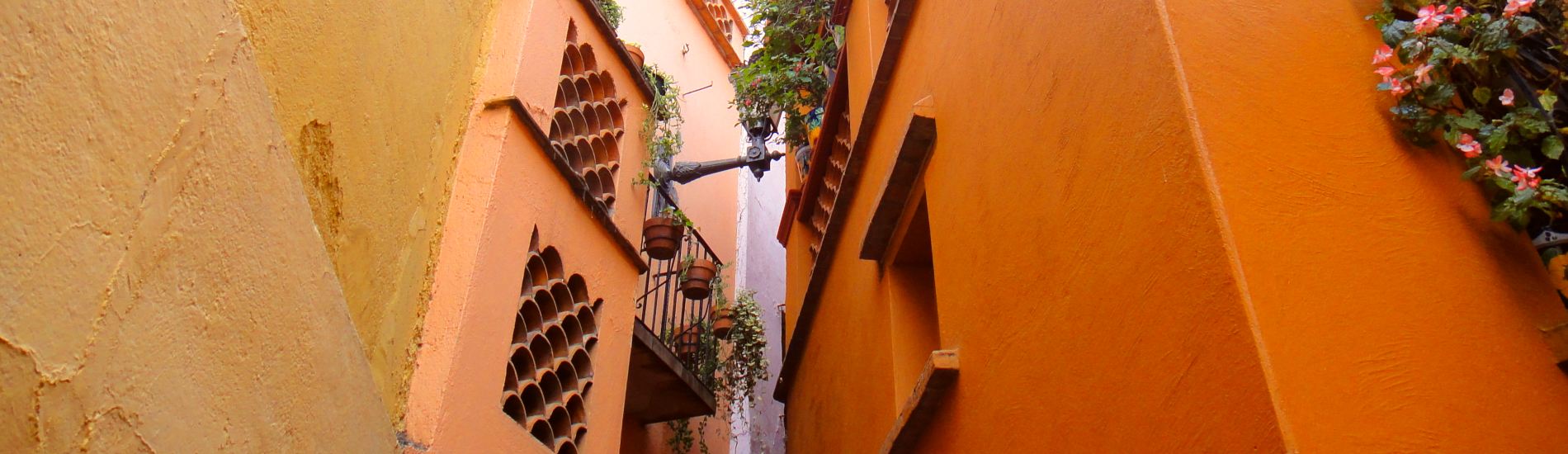 El Callejon del Beso: The Story Behind Guanajuato's Famous Alleyway